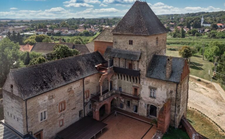 Top 28 Historic Castles In Hungary [2023] - TripAnthropologist